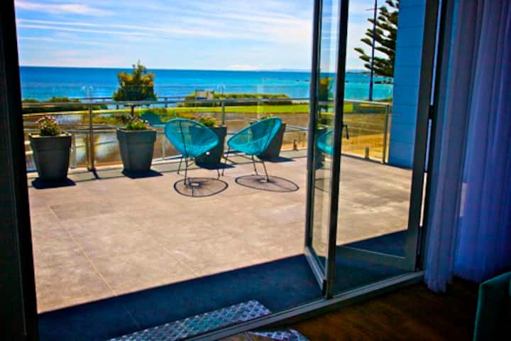 Penguin Beachfront Apartments - Beachfront 2 Apt - Penguin