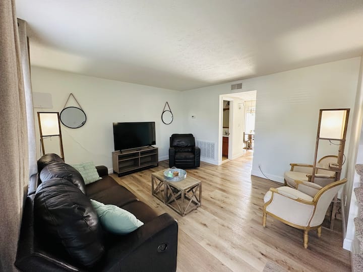 Monthly 2br Westport Villagetownhouse With Parking - Louisville, KY