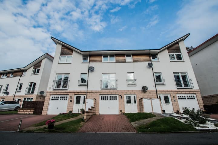 Stunning 4 Bedroom Townhouse Orange Apartments - Aberdeen