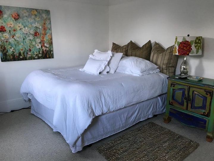 Lovely Room | 38 Min Nyc | Kitchen | Parking - New Rochelle, NY