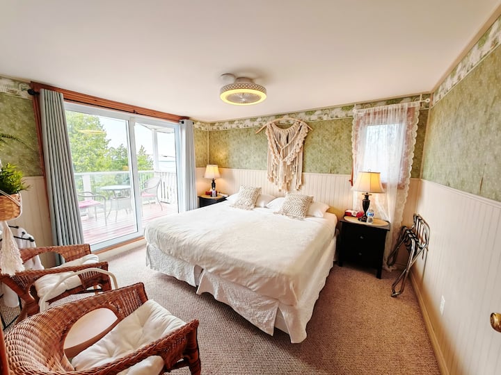 Bayview Room With Balcony |King Bed&shared Bath 4 - Tobermory