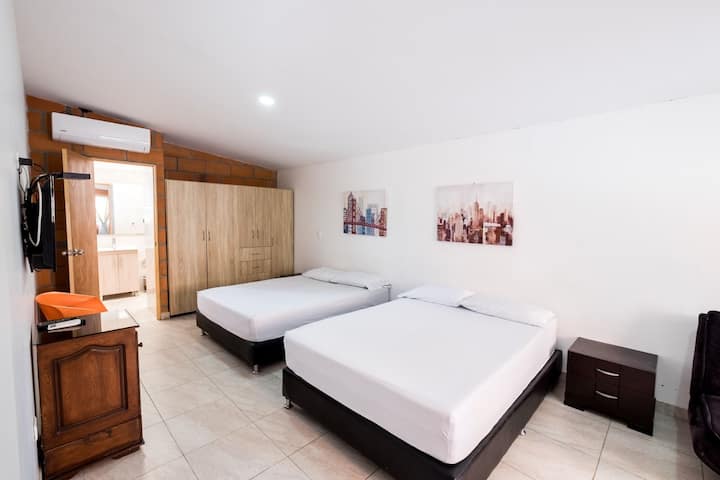 Habitación Dos Camas Dobles - Medellín