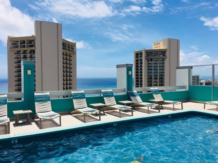 Waikiki Beach Modern Designer Condo Rooftop Pool - Wailupe Beach, HI