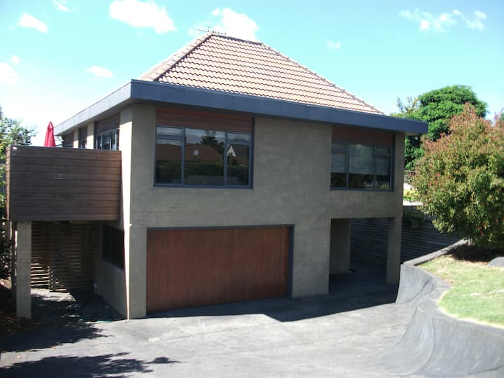 Hawai Holiday House - Large Family Bach - Wifi - Taupō