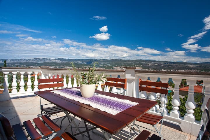 Spacious Apartment With Roof Terrace - Selce