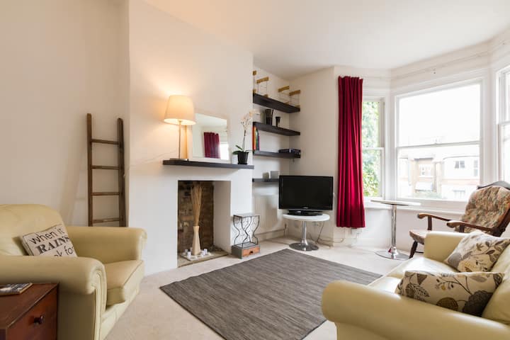 Huge 3 Bedroom Flat. Fab Roof Terrace. Zone 2 - London