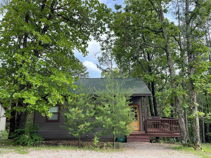 Pet-friendly Hilltop Cabin - 5 Min To Downtown! - Eureka Springs, AR