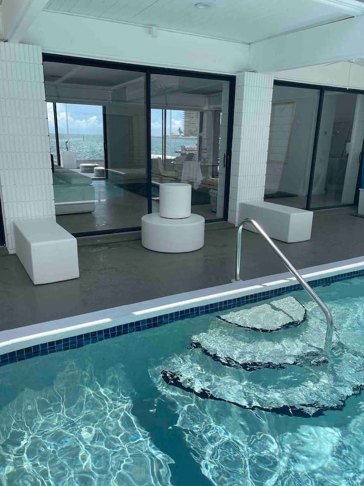 All White Ocean Front Home, Heated Pool Sleeps 12 - Marco Island, FL