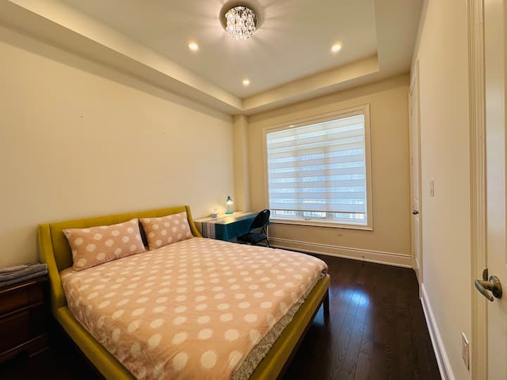 09g Sunny Room Good View Private Bathroom - Oakville