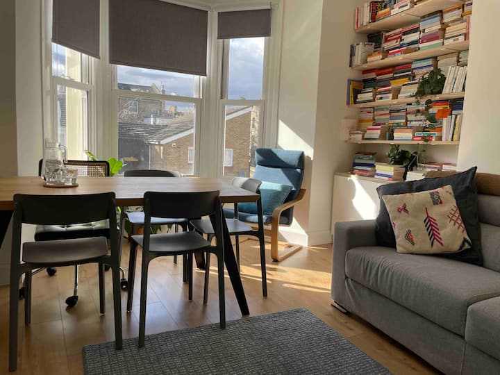 Quiet 1-bedroom Flat Full Of Books In Camberwell - 
