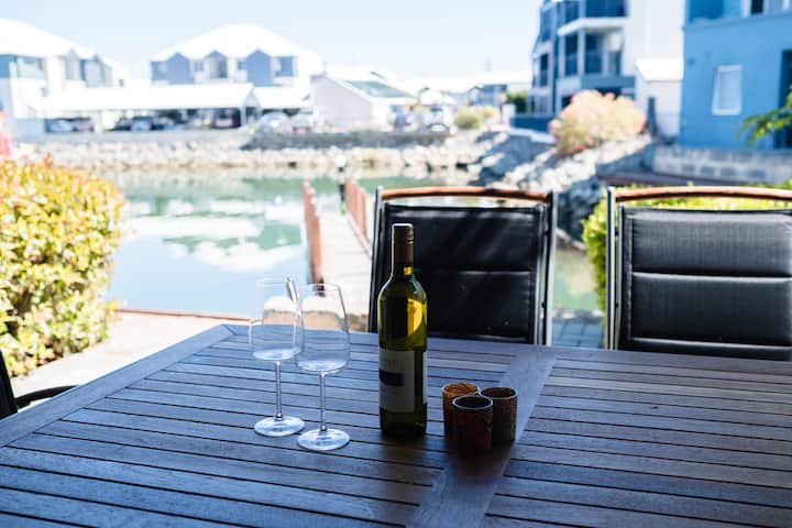 Waterfront Apartment With Jetty - Mandurah