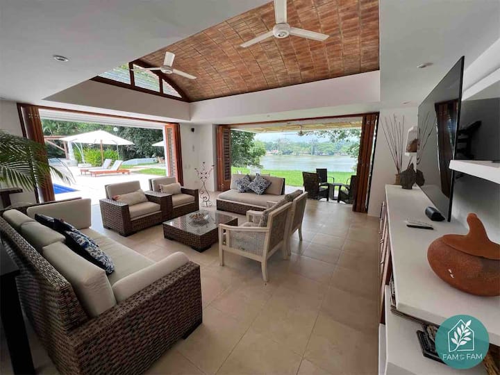 Increíble Casa Con Vista Al Lago En Peñalisa - Ricaurte