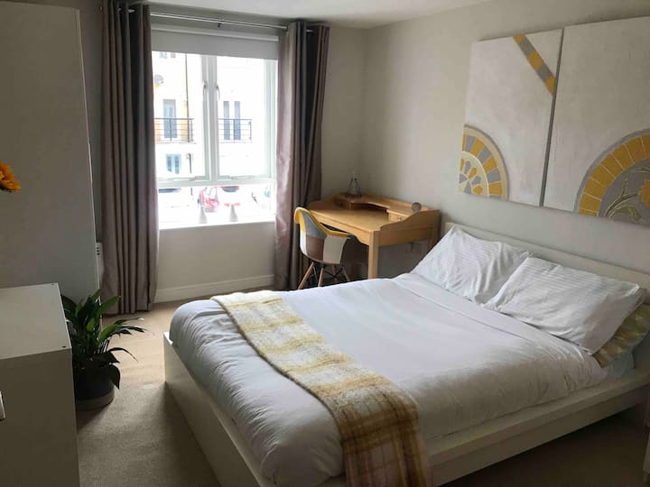 En- Suite And Secure Underground Parking Included. - Hemel Hempstead