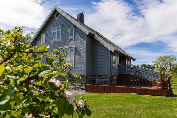Old Unique House On Island In Ellingsøyfjorden - Ålesund