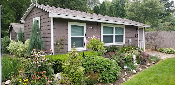 Charming Garden Cottage - Bass Lake, Pentwater