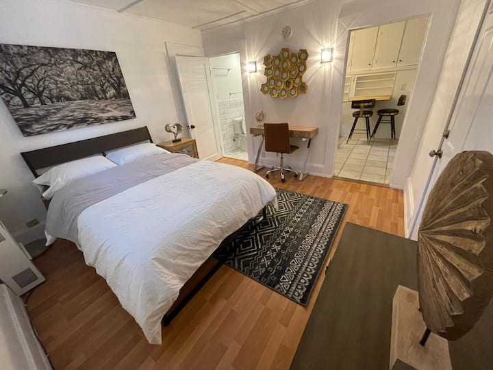 Small Car Only Quaint Hillside Studio Apartment - Los Angeles, CA