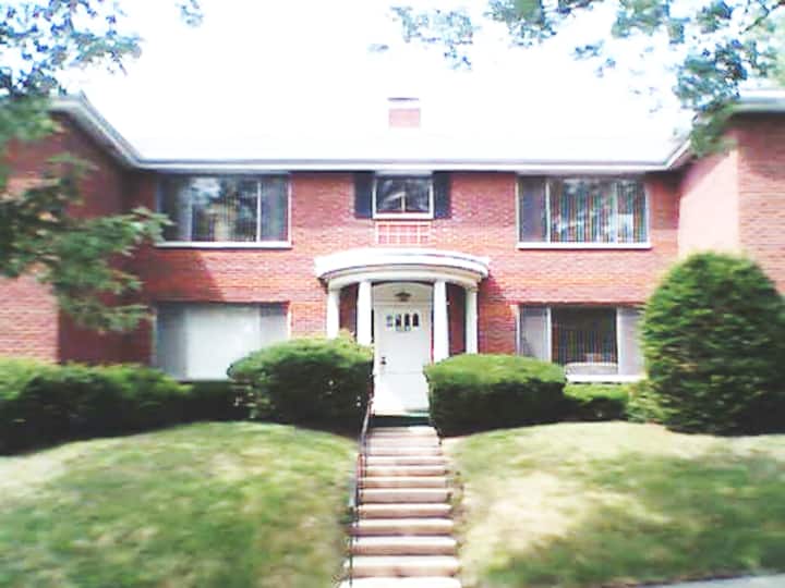 Clean, King Bed, 2 Full Bath, Spacious - Dayton, OH
