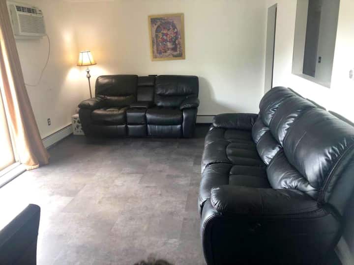 Exquisite 2 Bedroom Apartment - Great Neighborhood