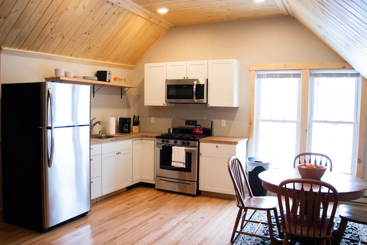 King Suite Sleeps 6 In Bethel Village! - Bethel, ME