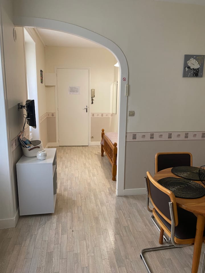 Grand Studio 2 (27m2) Meublé, Dans Un Bel Immeuble - Rochefort