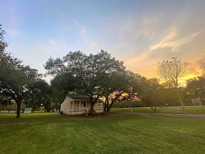 Adorable Country Home Near Medical Center - Pearland, TX