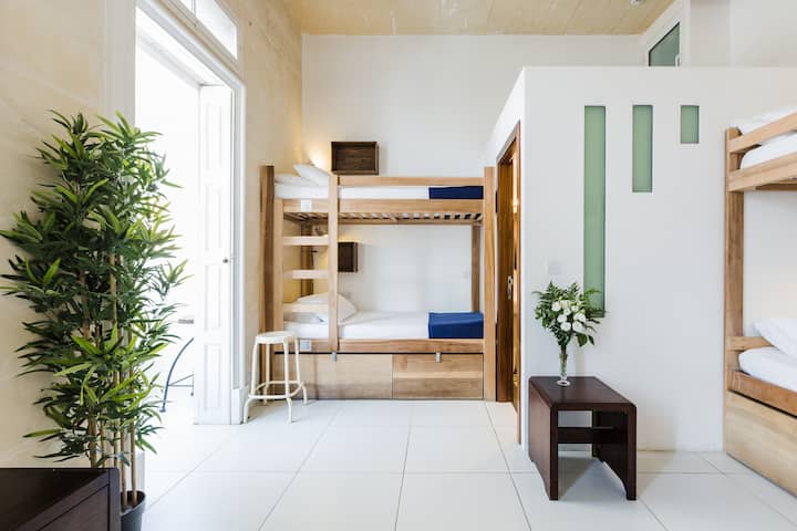 6 Bed Dorm Balcony_two Pillows Boutique Hostel - Valletta