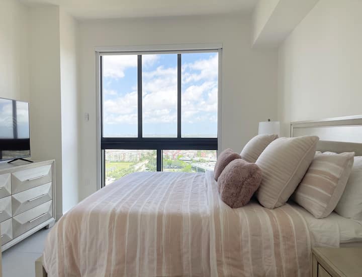 Studio In The Heart Of Doral | Steps From Dining - Hialeah