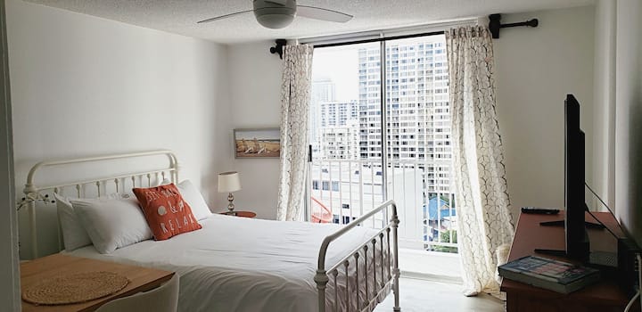 Cute Waikiki Studio With Free Parking - Honolulu, HI
