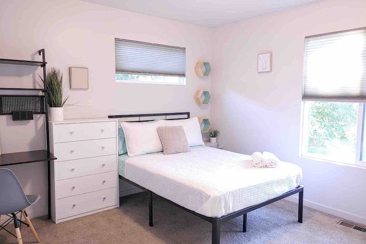 Peaceful & Spacious Bedroom W/ Private Ba Near Dt! - Grand Rapids, MI