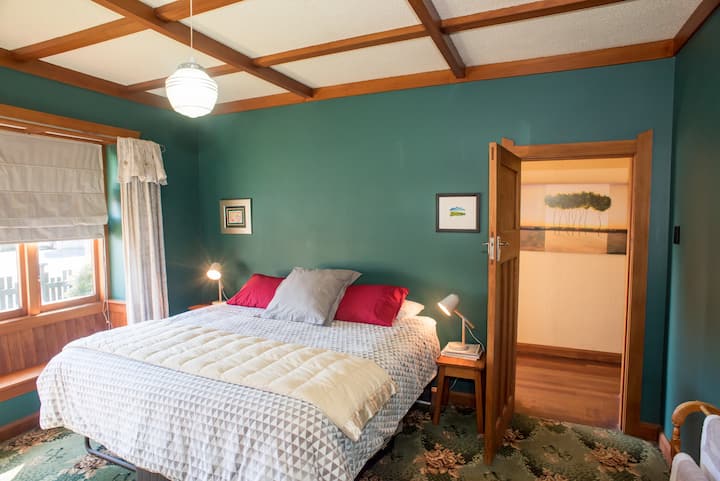 Moby's Retreat Napier W/breakfast
Queen Bed. - Napier