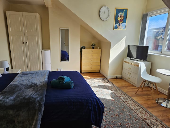 Stunning 2 Bedroom House, Wi-fi,  Parking & Tv. - Leeds