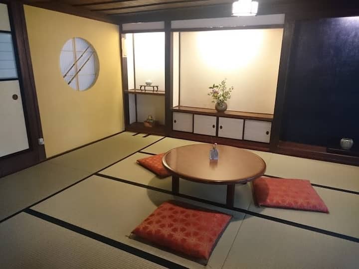 ゆったり時の流れる城下町の落ち着いた風情ある築120年の町家。【和室10帖1~5名様】 - Nagano