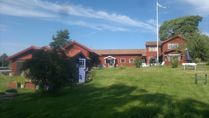 Semester - Bo I Lillstugan På Rönnblomsgården - Insjön