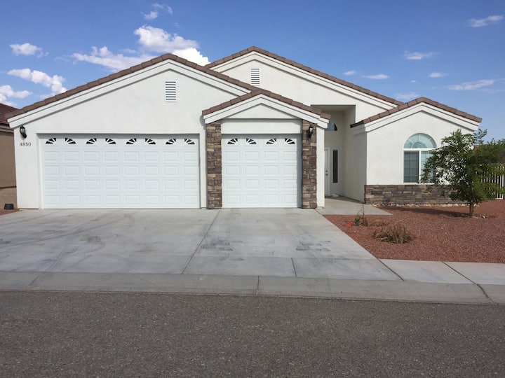 Summer Fun Home Minutes To The Colorado River! - Fort Mohave, AZ