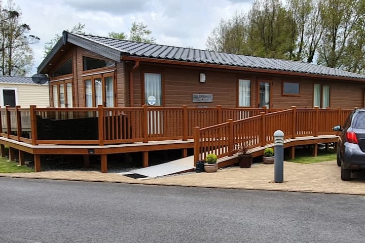 Tenby Coastal Lodge – Sleeps 6, Relax In Comfort - Tenby