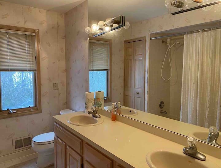 Quiet Peaceful  House In West Troy Nice Area. - Troy, MI