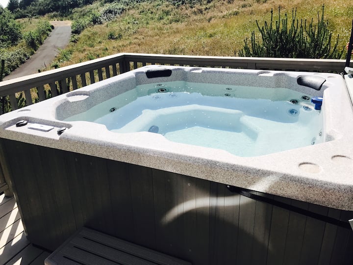 Sahhali Shores View With Hot Tub!! - Neskowin, OR