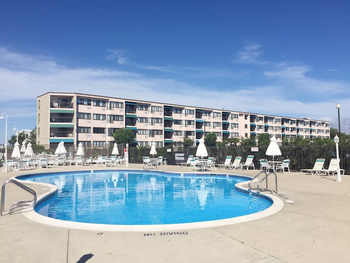 Relaxing Beachfront Condo 2br, 2bath W/pool - Brigantine, NJ