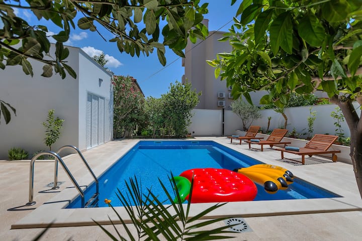 Peaceful Garden Oasis In Centre Of Makarska - Makarska
