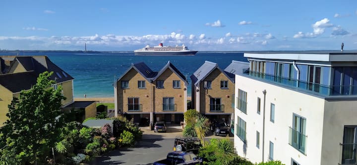 House By The Beach -Coastal Home With Sea Views - Isle of Wight