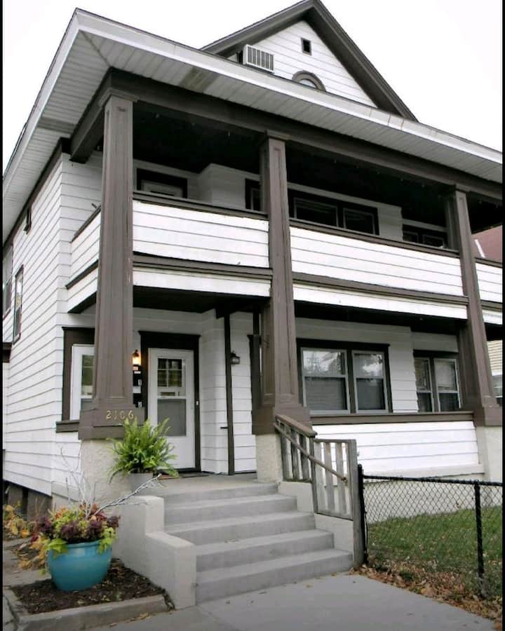 6 Bedroom /3 Bath 5 Star Location Uptown /Downtown - Minneapolis