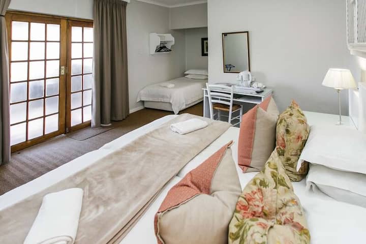 Wagon Wheel Deluxe Room Twin + Single - Beaufort West