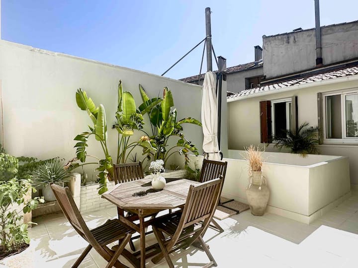 Appartement Avec Terrasse En Centre Ville De Nîmes - Nîmes