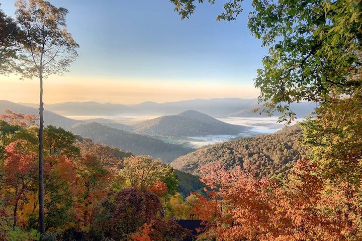 Luxurious 5000sqft Cabin: Unrivaled Views, Hot Tub - Black Mountain, NC
