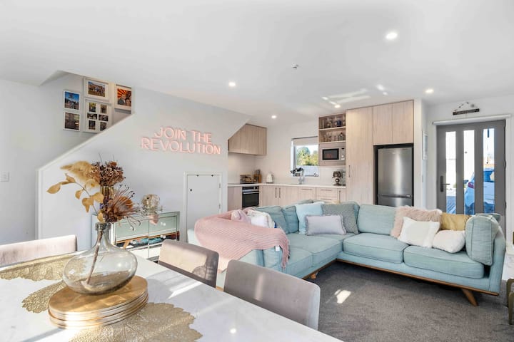 Stylish Close To City, 2 Bedroom House, 1 Carpark - Christchurch