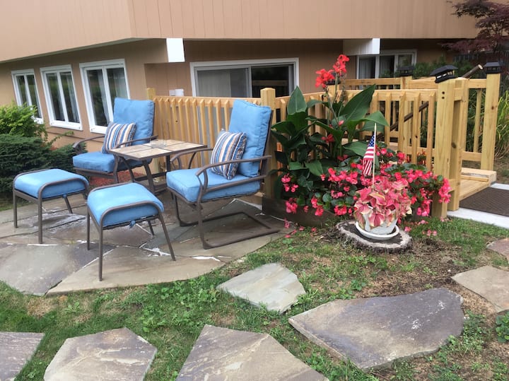 East Leland Cottage - 1 Min Walk To Lake - Leland, MI