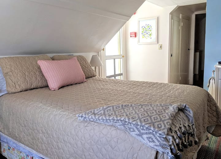 Violet - Queen Bed - Elms Of Camden - カムデン, ME