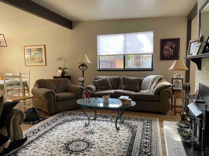 Cheerful Bedroom With Twin Bed And Free Parking - Menlo Park, CA