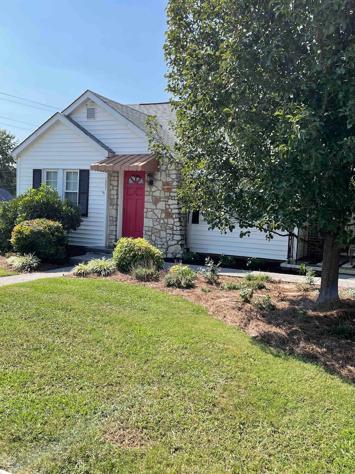 Crest Cottage - Maryville, TN