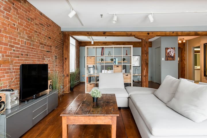 Rustic Industrial Loft In Historical Building - Montreal